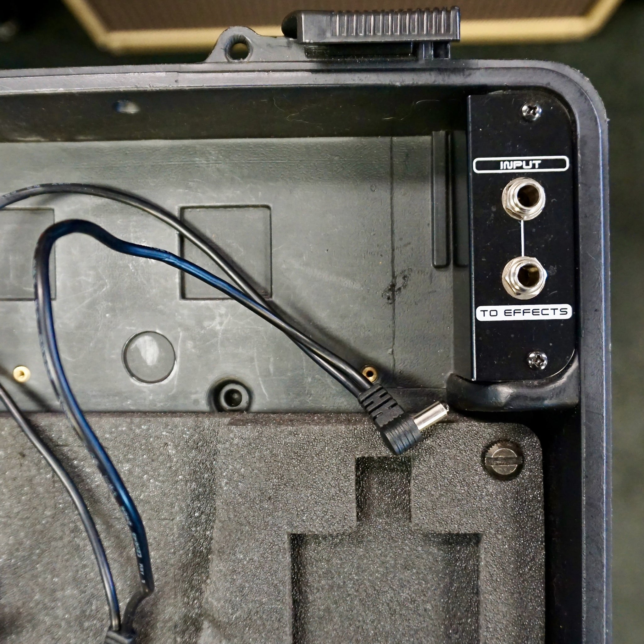 Behringer PB600 Powered Pedalboard – Matt's Guitars